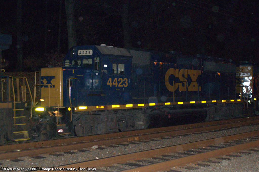 CSX GP40-2 4423 trails on Q418-09